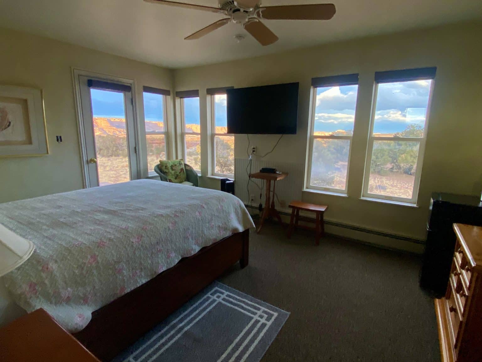 Rooms & Rates - Skyridge Inn